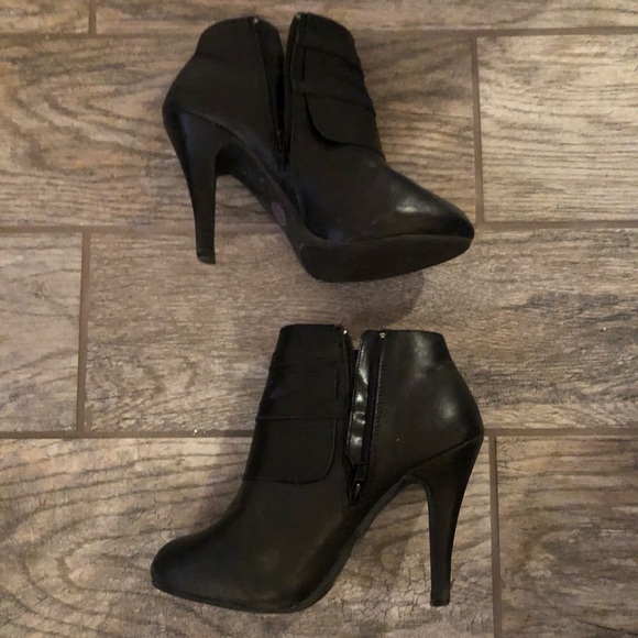 me too | Shoes | Me Too Lawn Black Leather Booties Size 75 Guc | Poshmark